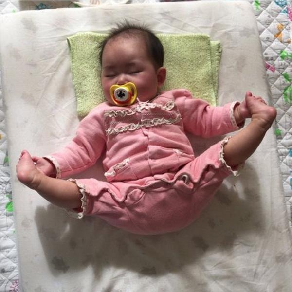 Cute and funny sleeping positions of babies.f - LifeAnimaƖ